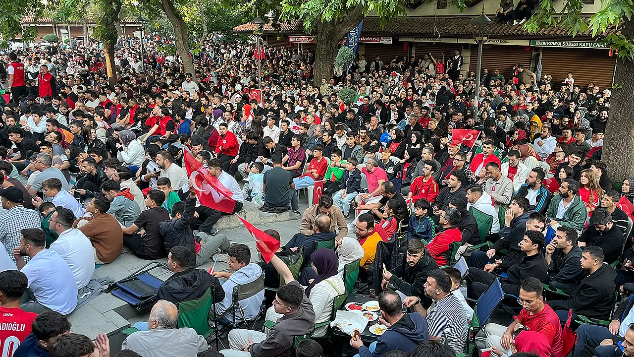 Konya'da milli maç heyecanı dev ekranlara yansıdı